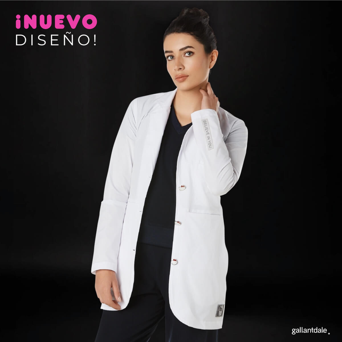 Bata Médica de Mujer Hello Kitty® modelo Issey - Gallantdale Uniformes